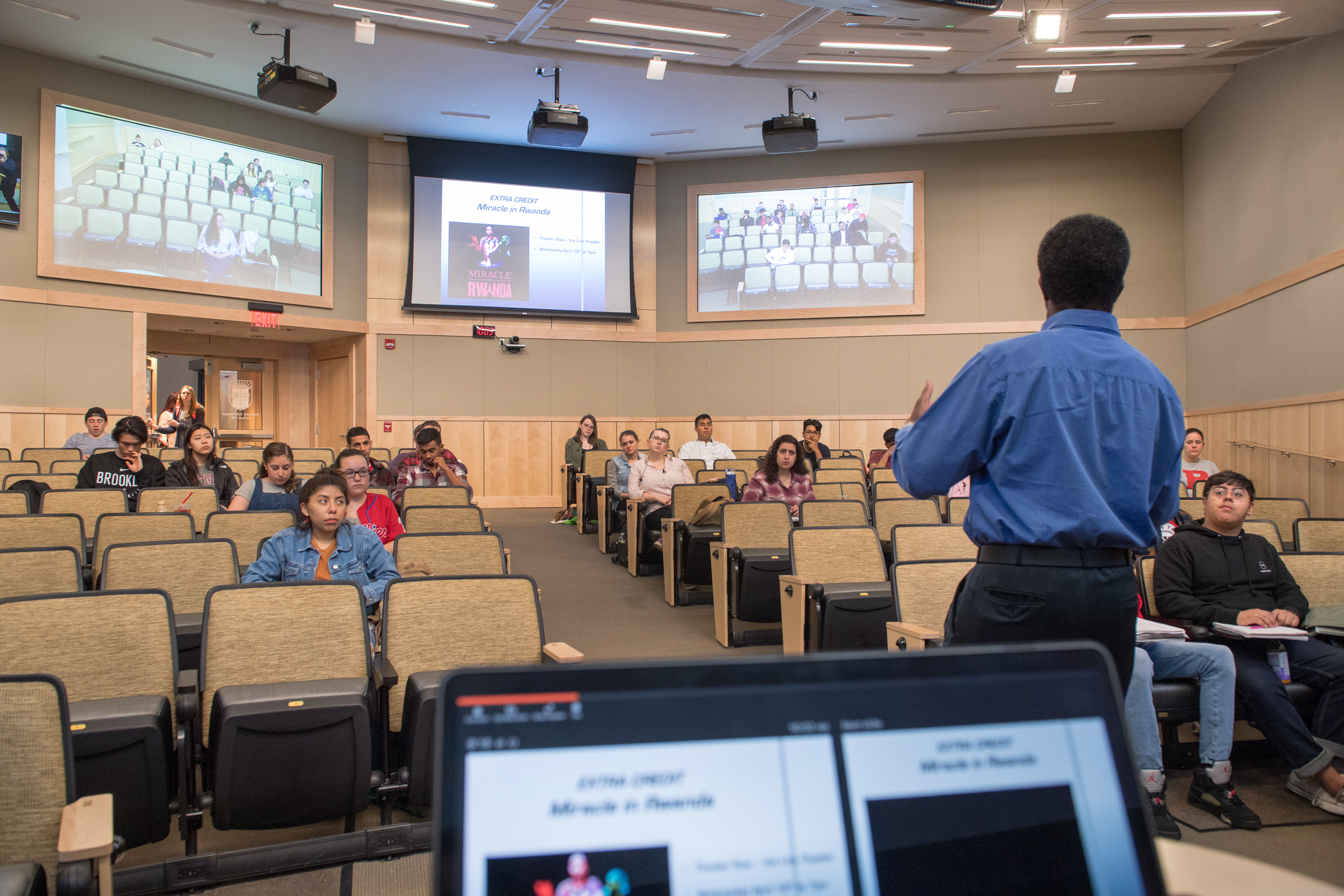 Teaching in an Immersive Synchronous Lecture Hall – Digital Classroom ...